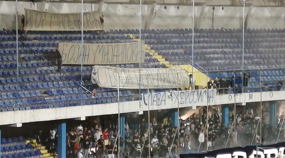 Varvari razvili transparent sa imenima Srba stradalih na Kosovu • CG-Fudbal